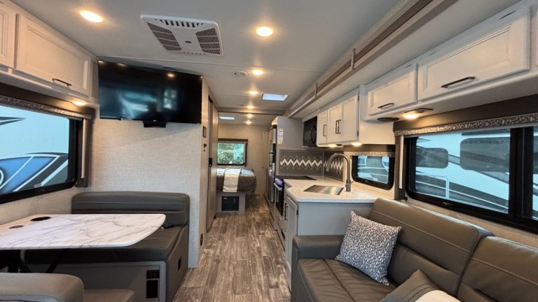 2024 THOR Hurricane 29m - Signature RV - Signature Motorhomes