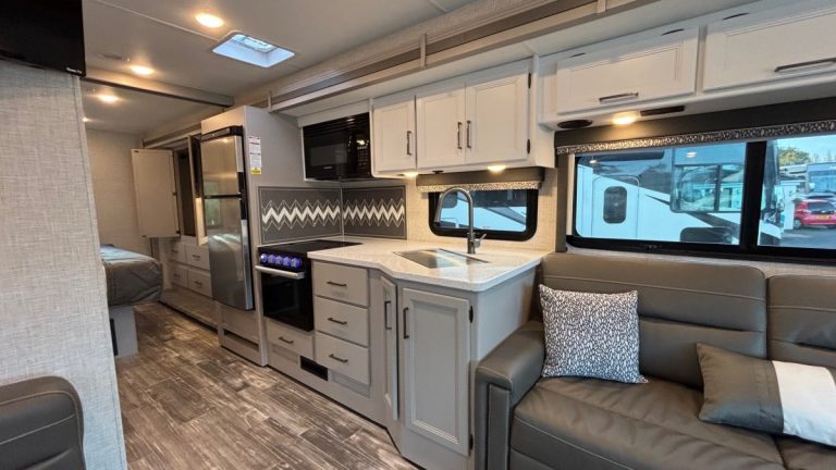2024 THOR Hurricane 29m - Signature RV - Signature Motorhomes
