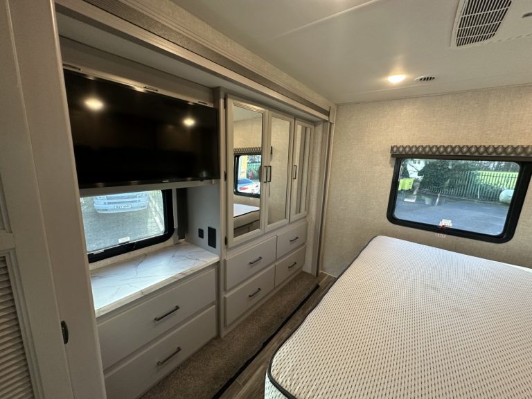 2022 THOR Hurricane 34R - Signature RV - Signature Motorhomes