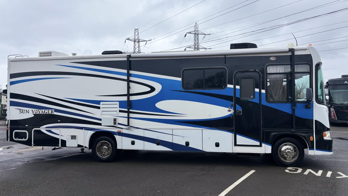 2011 Model Gulfstream Sun Voyager 32MV - Signature RV - Signature ...