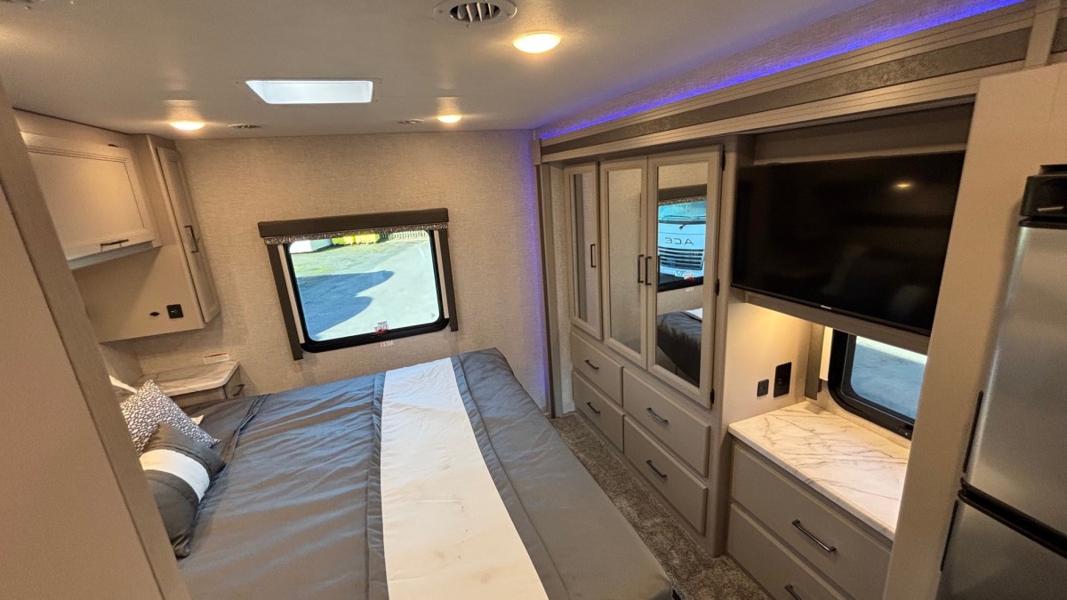 2024 THOR Hurricane 29m - Signature RV - Signature Motorhomes